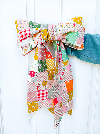 How to sew a DIY patchwork bow from fabric scraps - Crafts on display